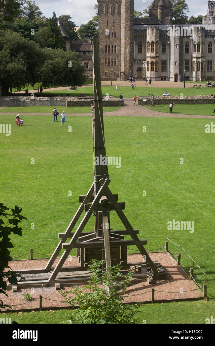 Trebuchet in Cardiff Castle grounds Stock Photo - Alamy