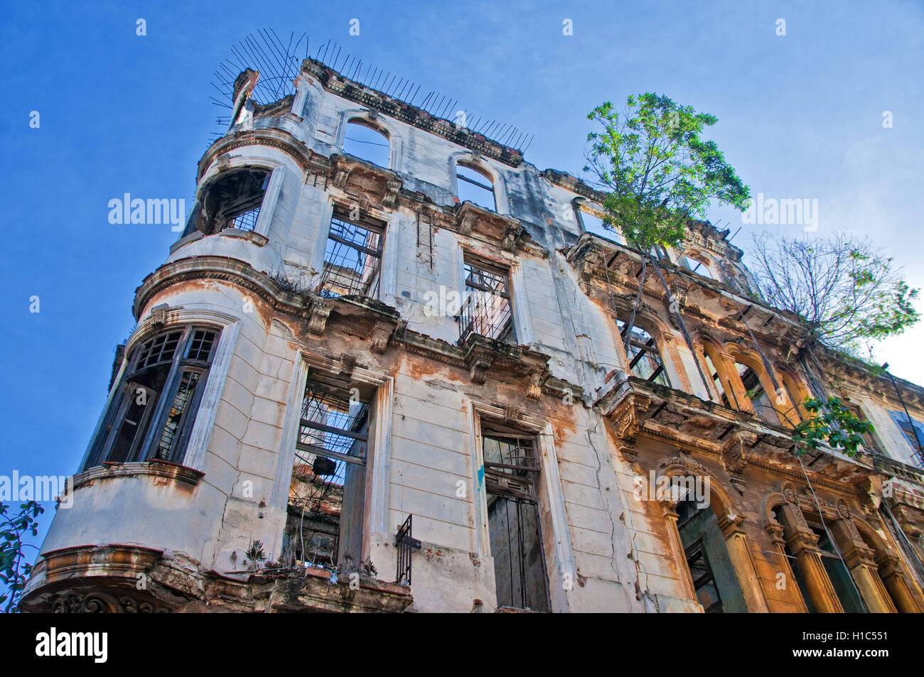 Detail of crumbling building facade in Old Havana, Cuba Stock Photo - Alamy