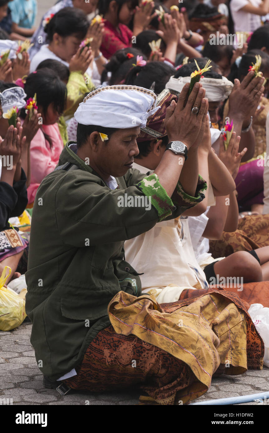 Indonesia, Bali, Batur, Pura Ulun Danu Batur, temple pilgrims praying ...