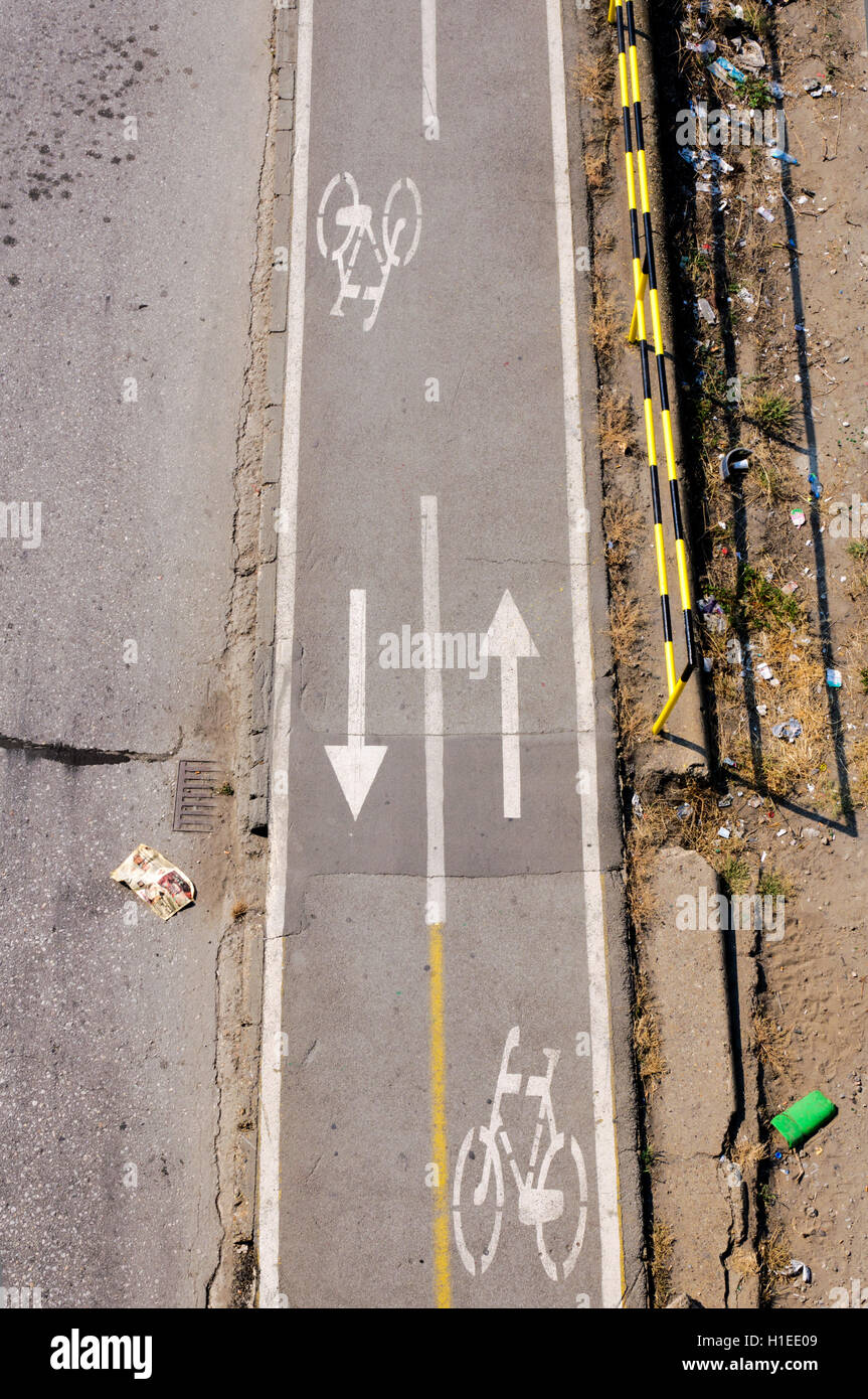 Bike lane arrow hi-res stock photography and images - Alamy