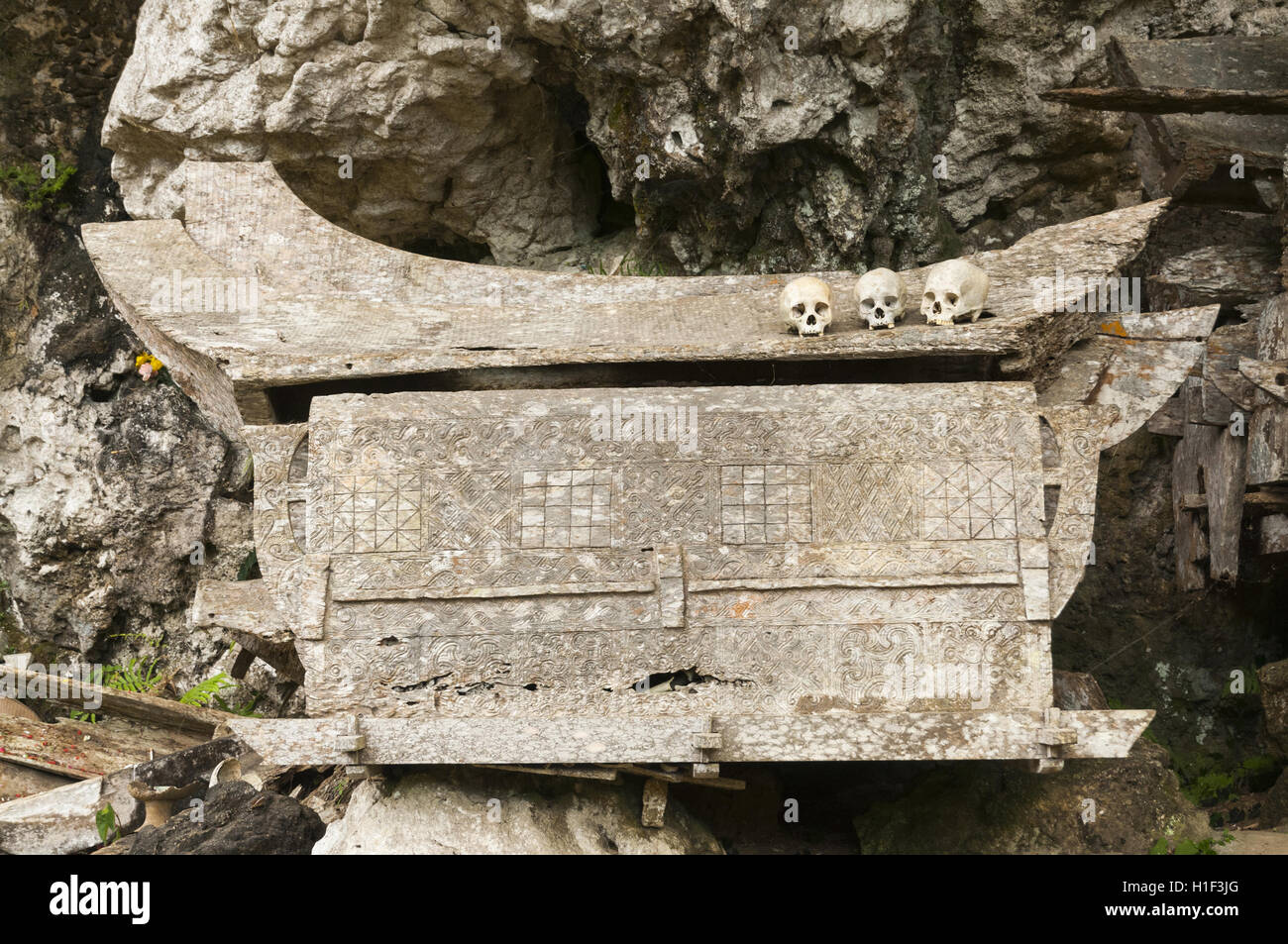 Indonesia, Sulawesi, Tana Toraja, Londa, Torajan burial cliff, hanging ...