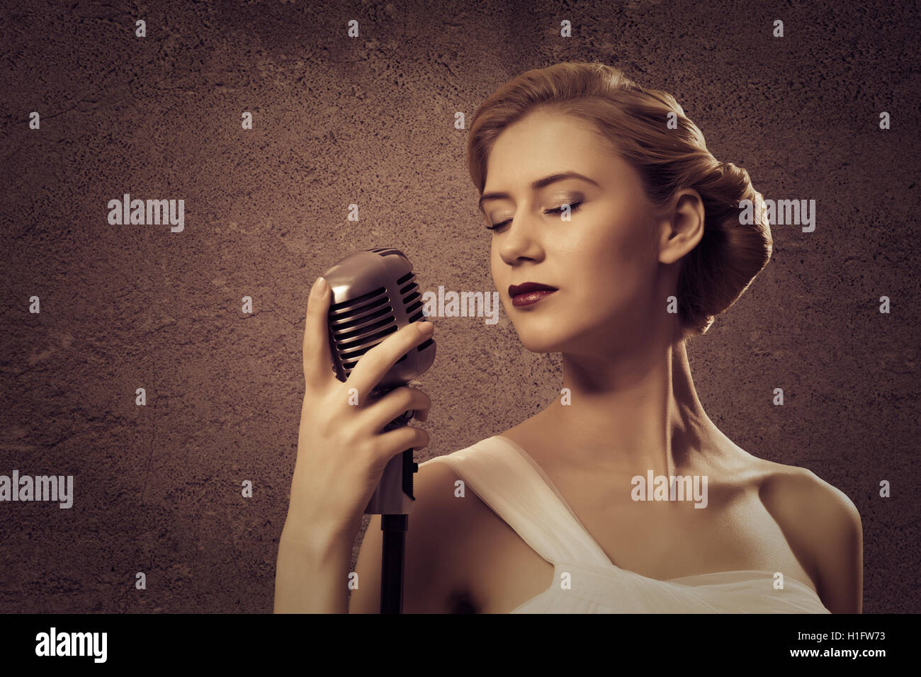 attractive female singer with microphone Stock Photo - Alamy