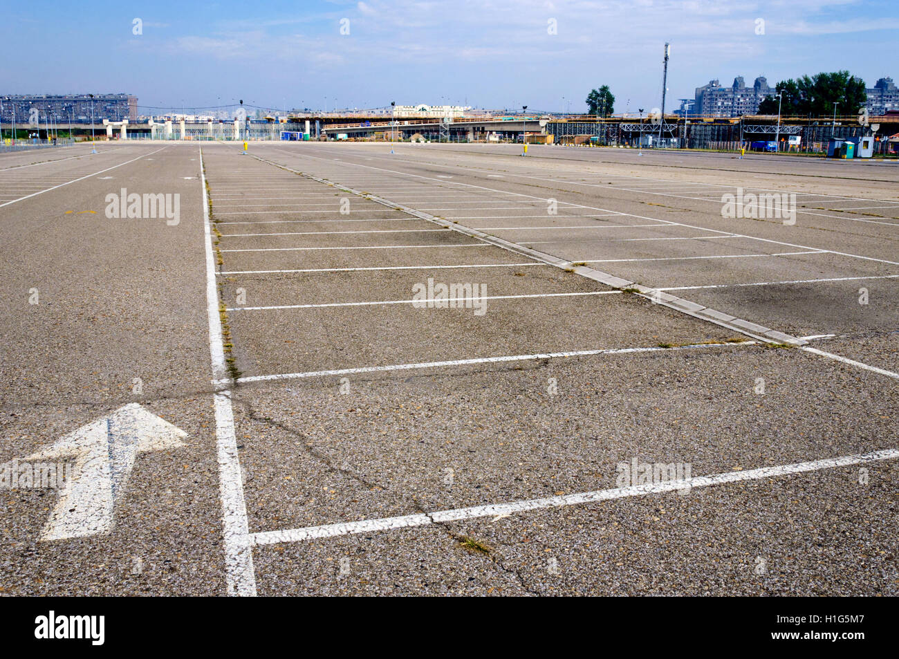 Car park empty arrow hi-res stock photography and images - Alamy