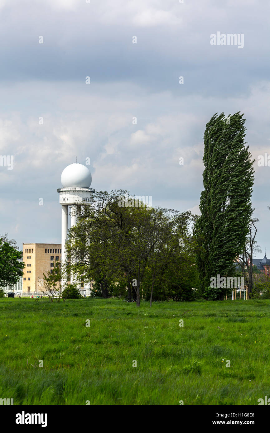 radar tower with poplar tree on airport tempelhofer field, berli Stock ...
