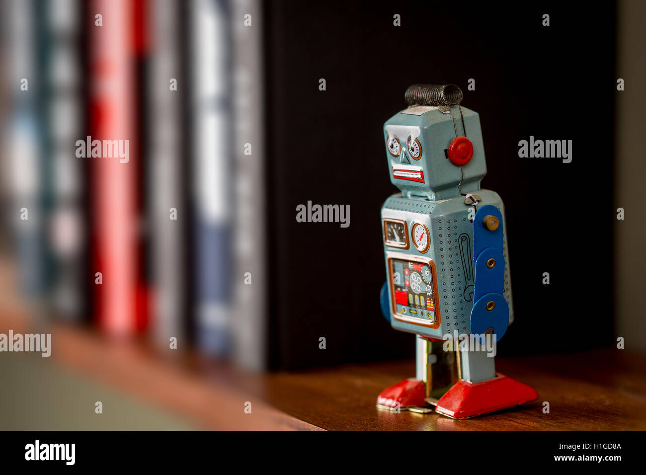 Retro tin toy robot standing on a wooden bookshelf Stock Photo - Alamy