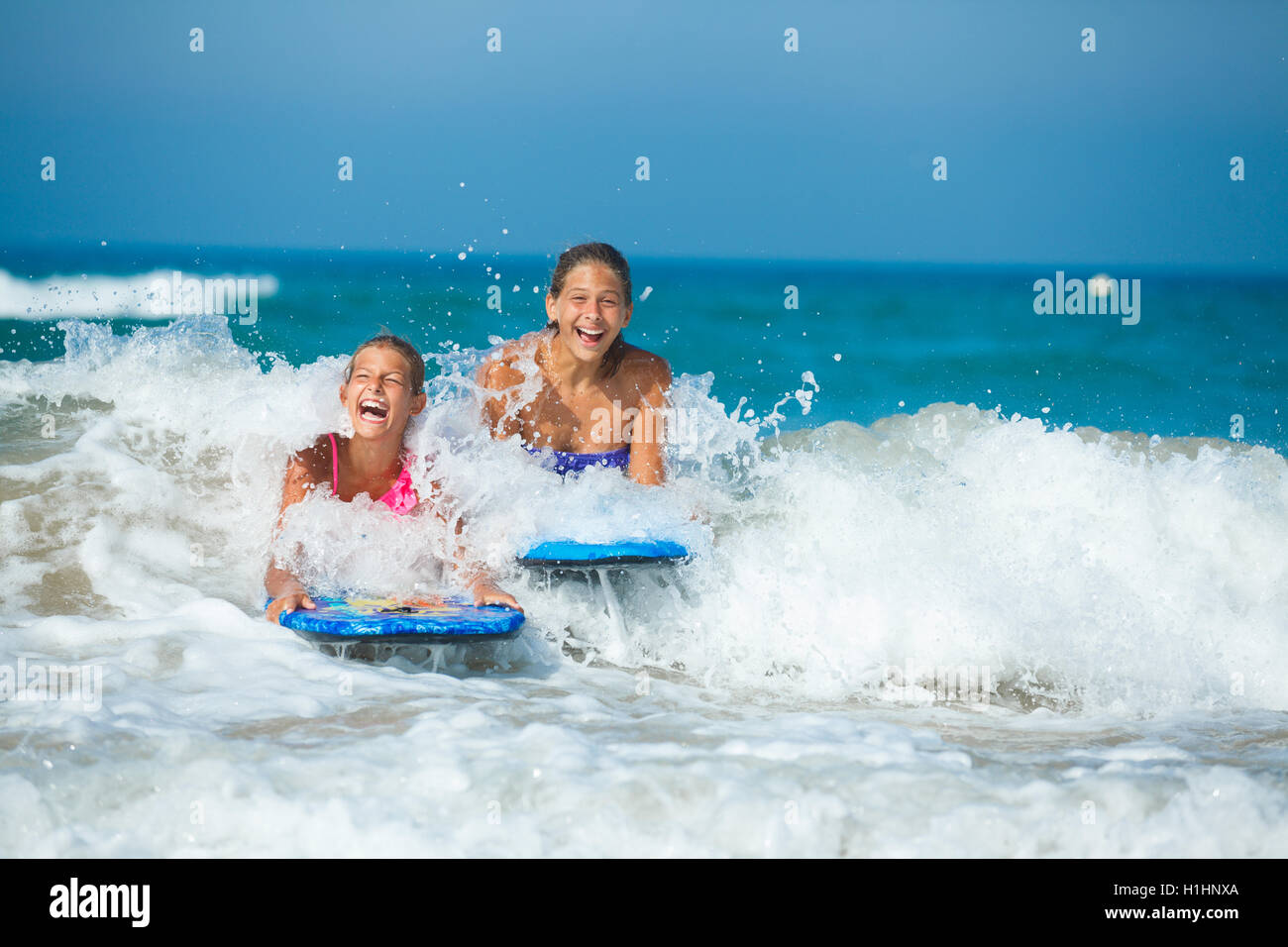 Summer vacation - surfer girls Stock Photo - Alamy