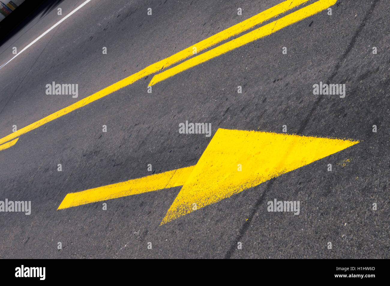Yellow black sign arrow pointing hi-res stock photography and images ...
