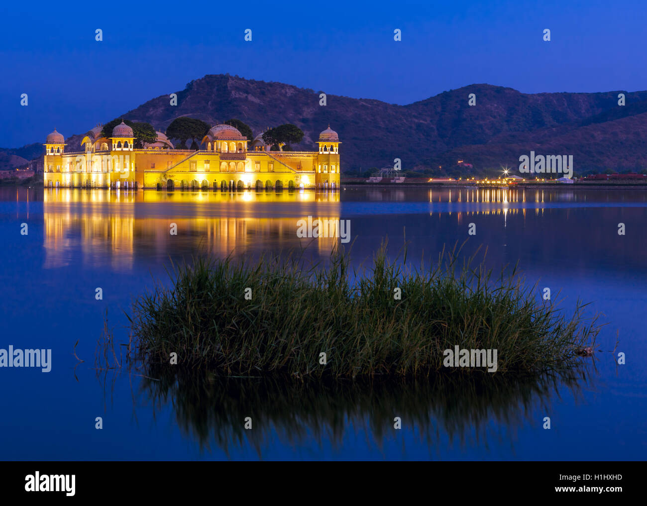 Water Palace Jal Mahal at night. Man Sager Lake, Jaipur, Rajasth Stock ...