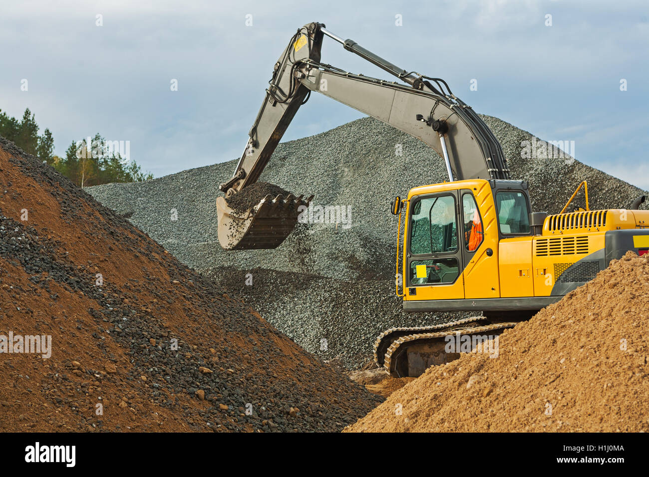 Excavator boulder hi-res stock photography and images - Alamy