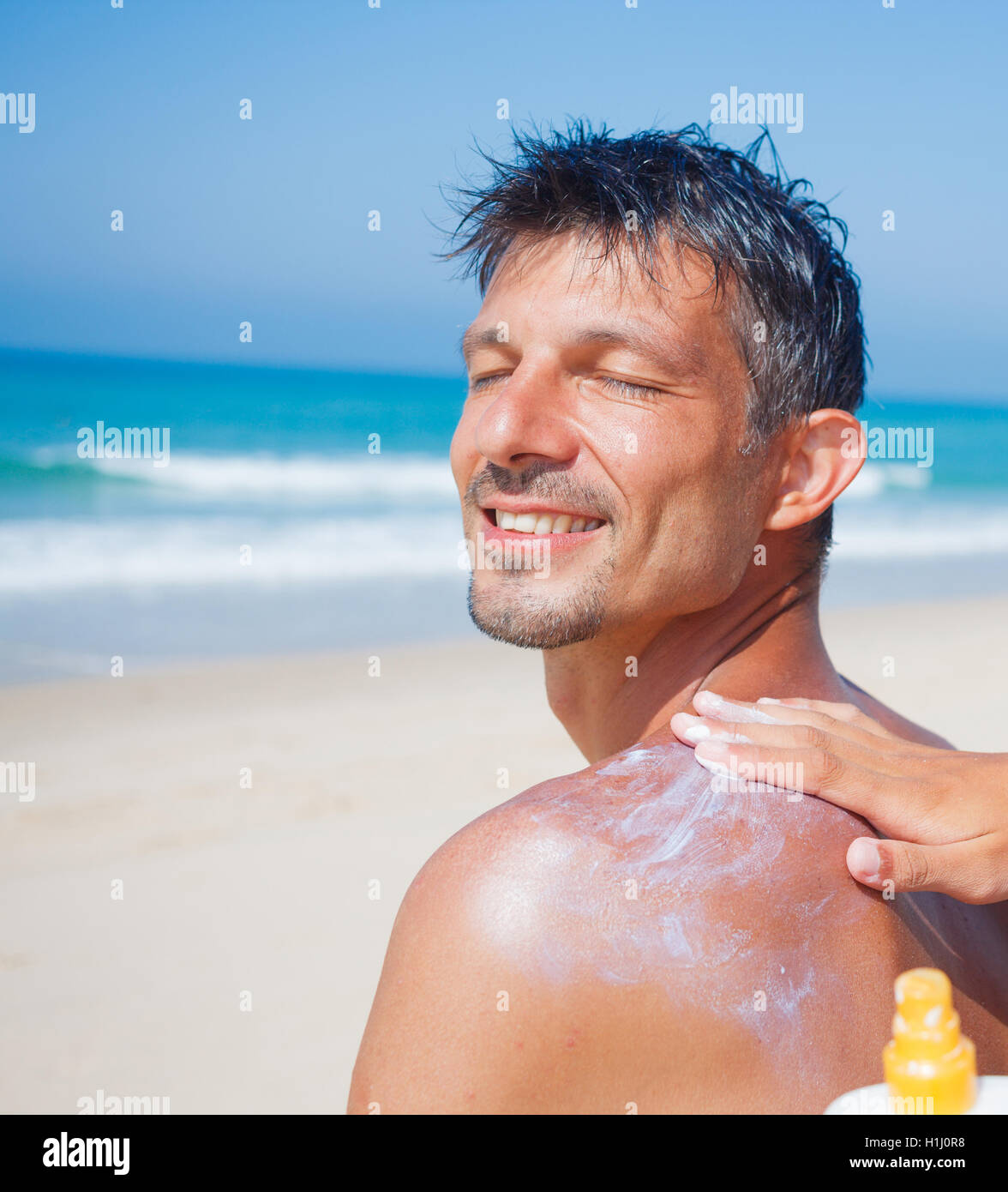 Applying sun cream Stock Photo - Alamy