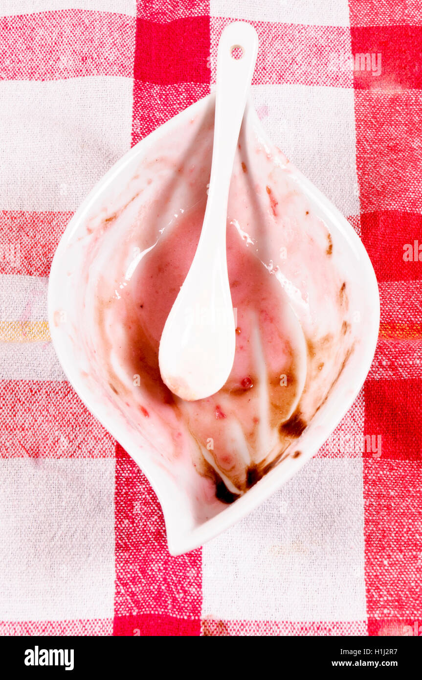 Empty ice cream dish hi-res stock photography and images - Alamy