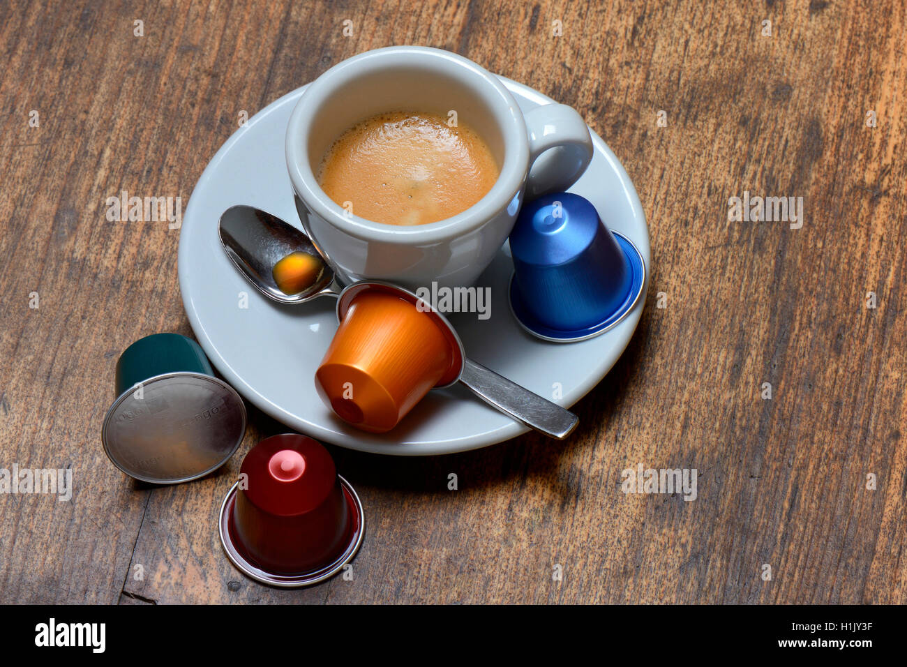 Kaffeekapseln und Kaffeetasse mit Espresso Stock Photo - Alamy