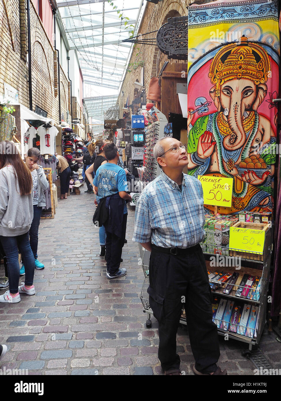 London people busy shops uk hi-res stock photography and images - Alamy