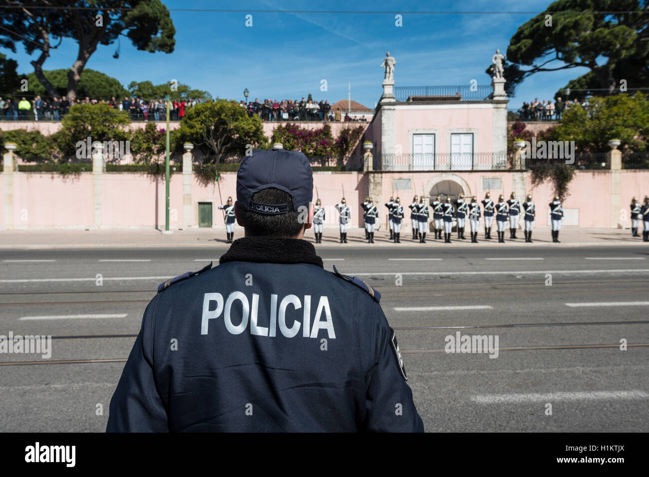 Police officer standing guard hi-res stock photography and images - Alamy