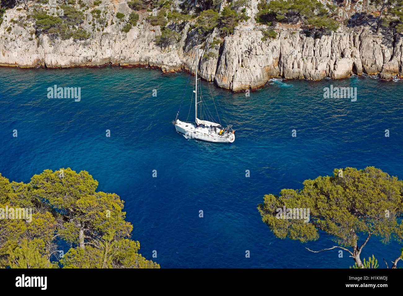 Sailing boat in Calanque de Port Pin, Calanques National Park, Provence ...