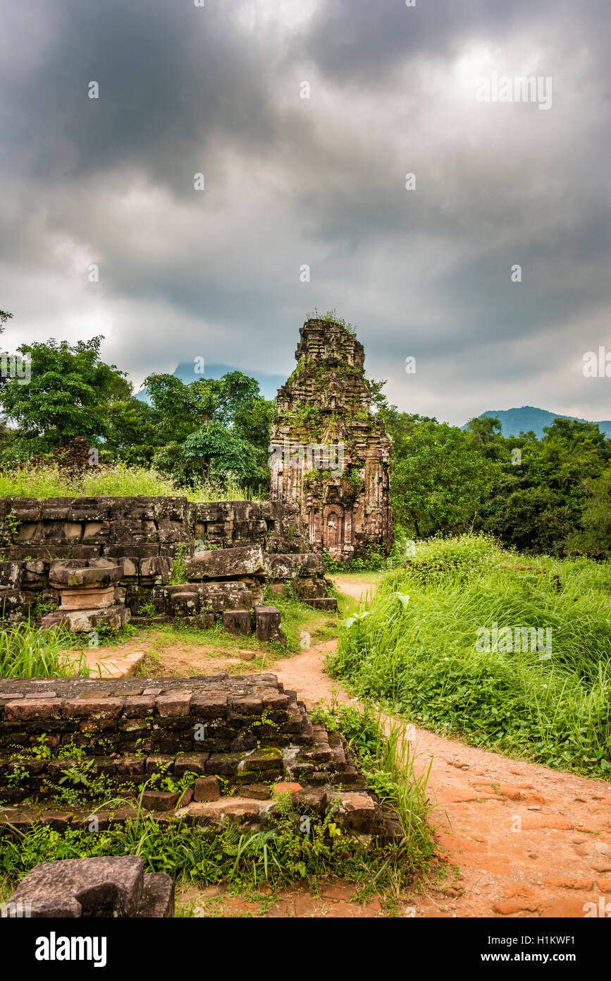 Ancient temple moss covered ruins hi-res stock photography and images ...