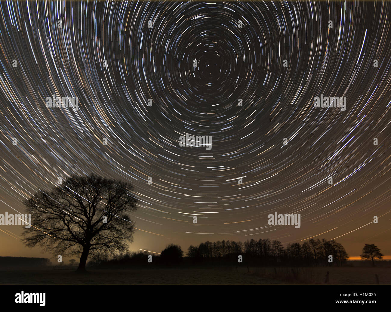 Star trails hi-res stock photography and images - Alamy
