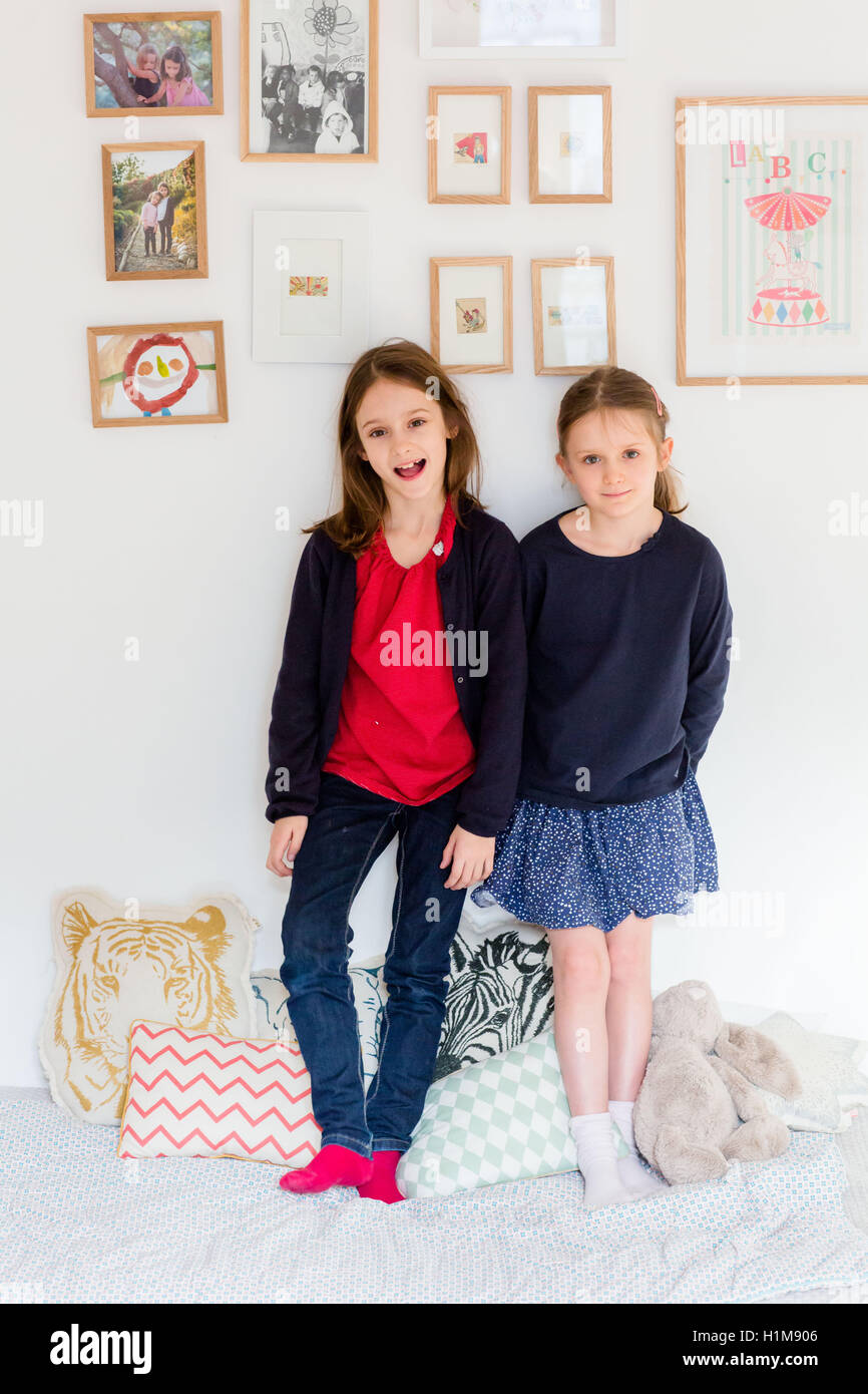 6 and 8 year old sisters Stock Photo - Alamy