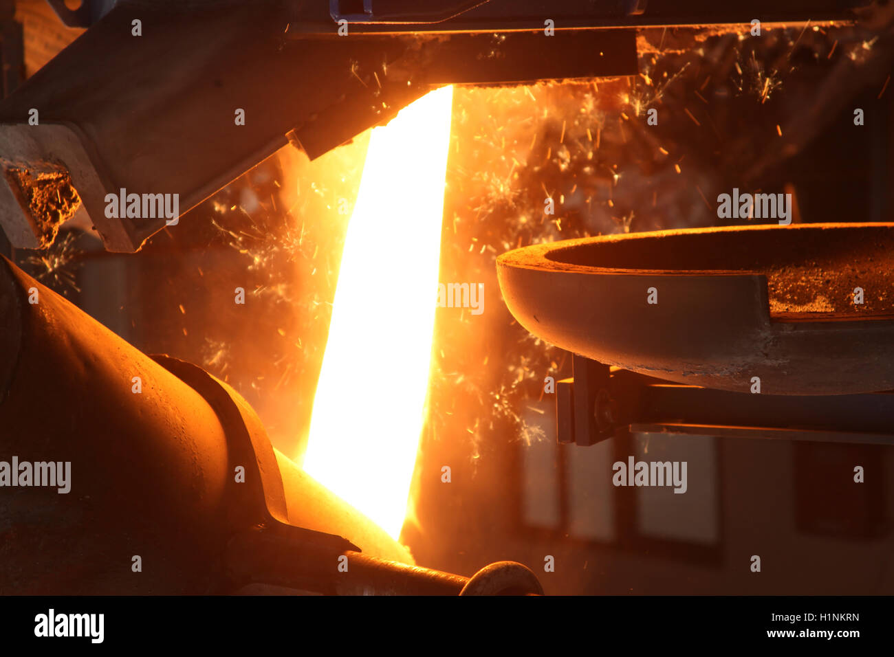 Gold Poured Molten High Resolution Stock Photography and Images - Alamy