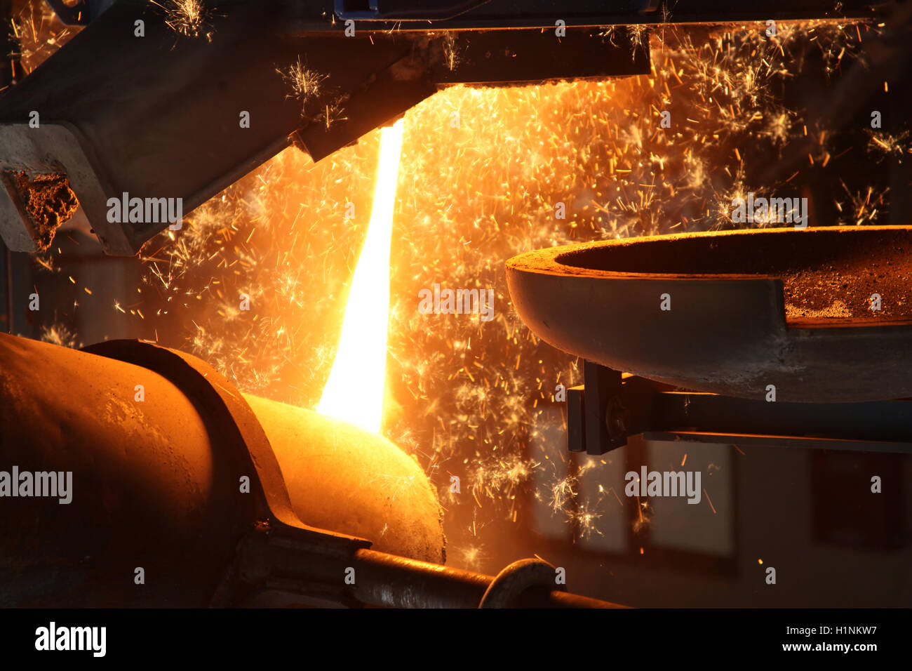 Molten metal sparks gold hi-res stock photography and images - Alamy