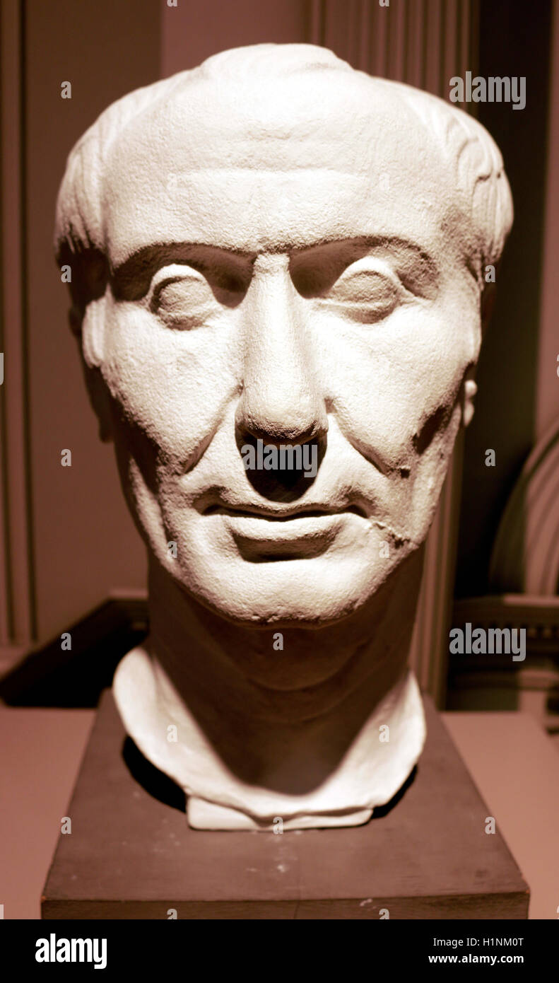 Gaius julius caesar statue hi-res stock photography and images - Alamy