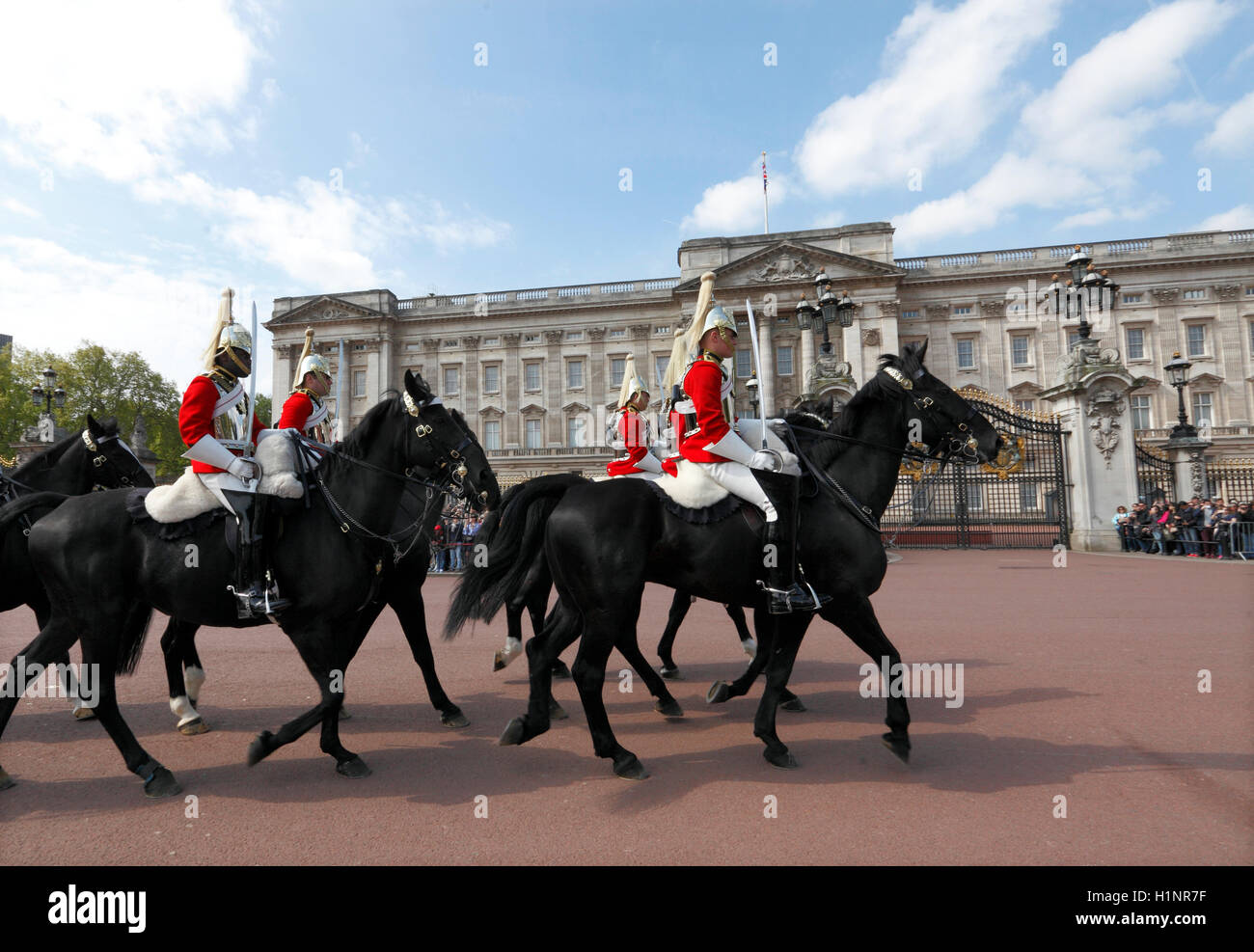 Mounted Cavalry at Buckingham Palace in London Stock Photo - Alamy