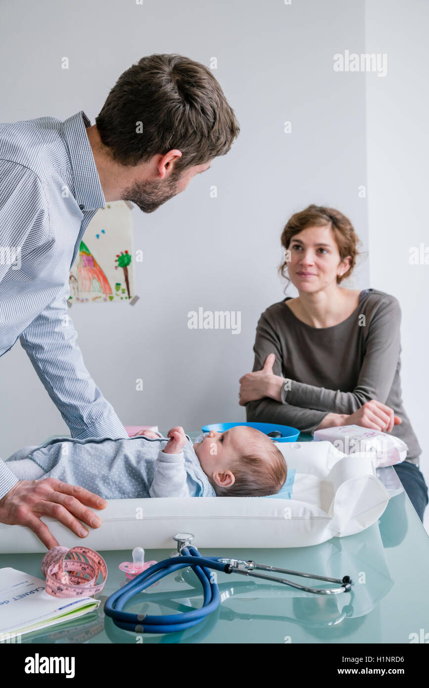 Mother newborn baby doctor consultation hi-res stock photography and ...