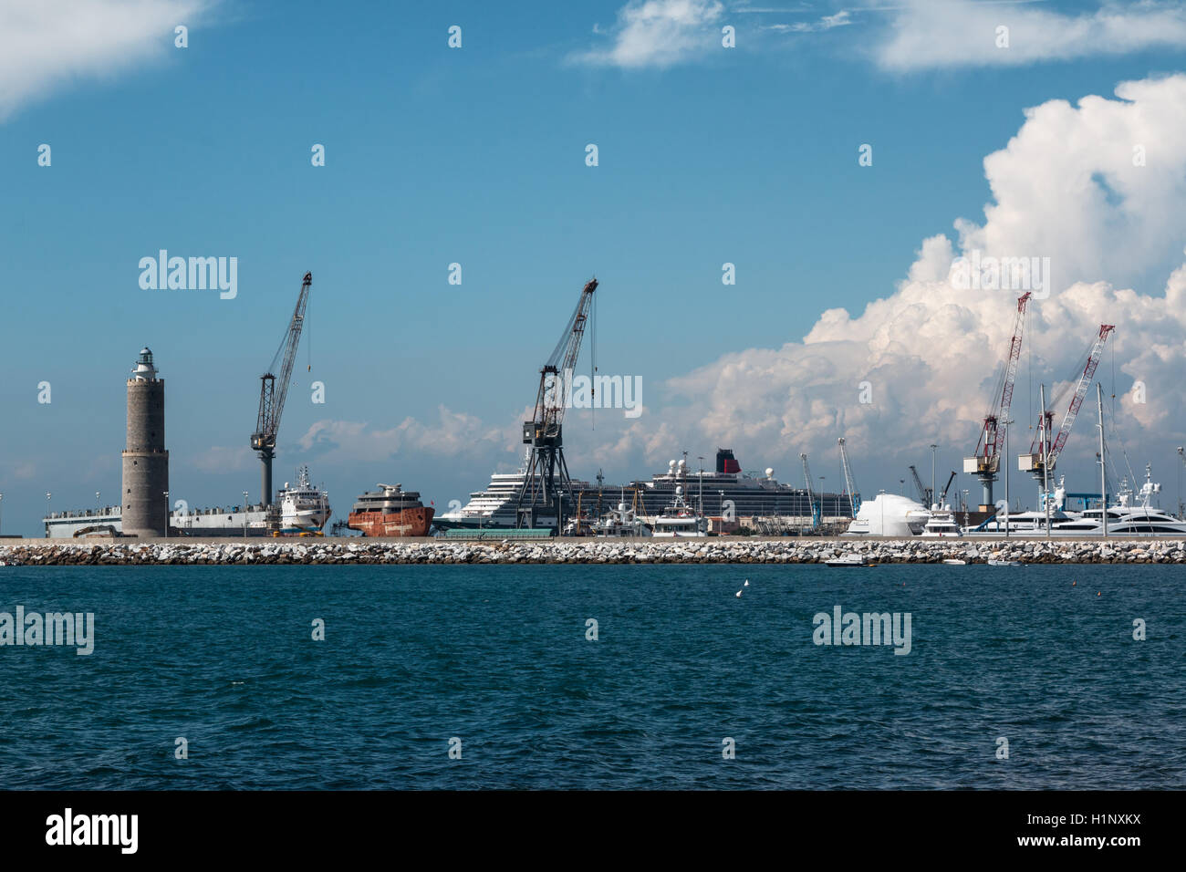 Cranes at drydock hi-res stock photography and images - Alamy