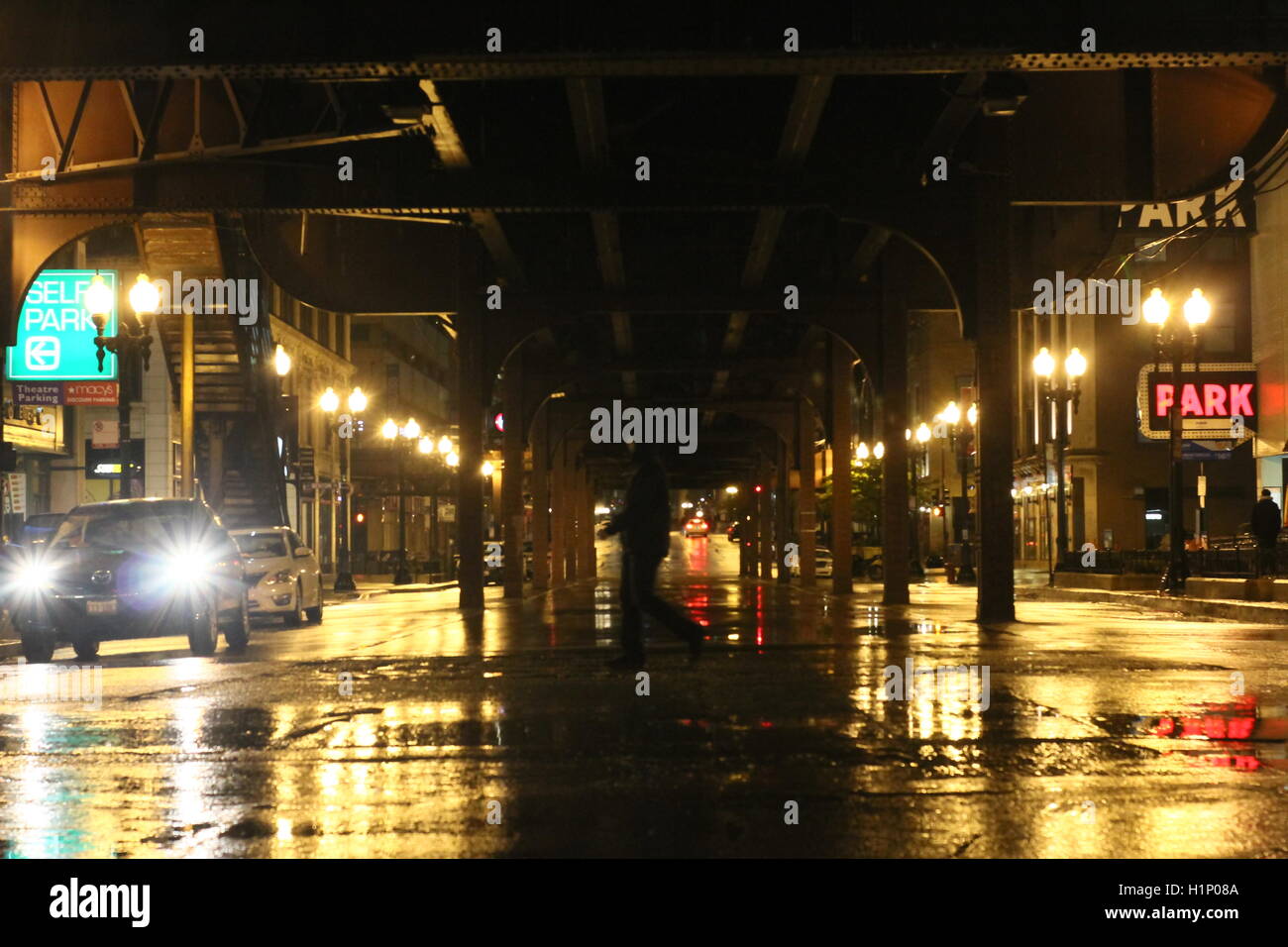 Traffic under elevated train tracks hi-res stock photography and images ...