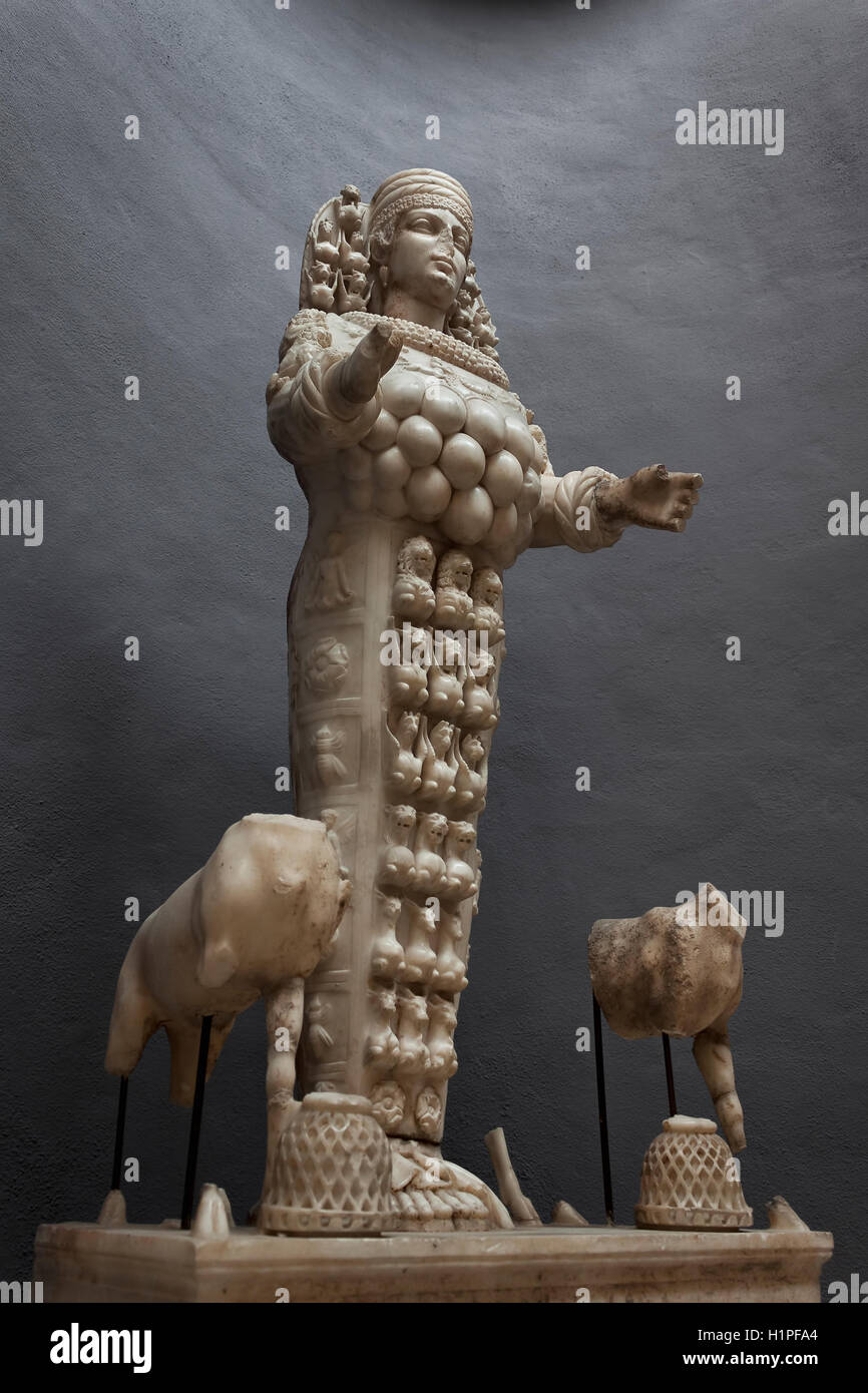 Statue of artemis hi-res stock photography and images - Alamy