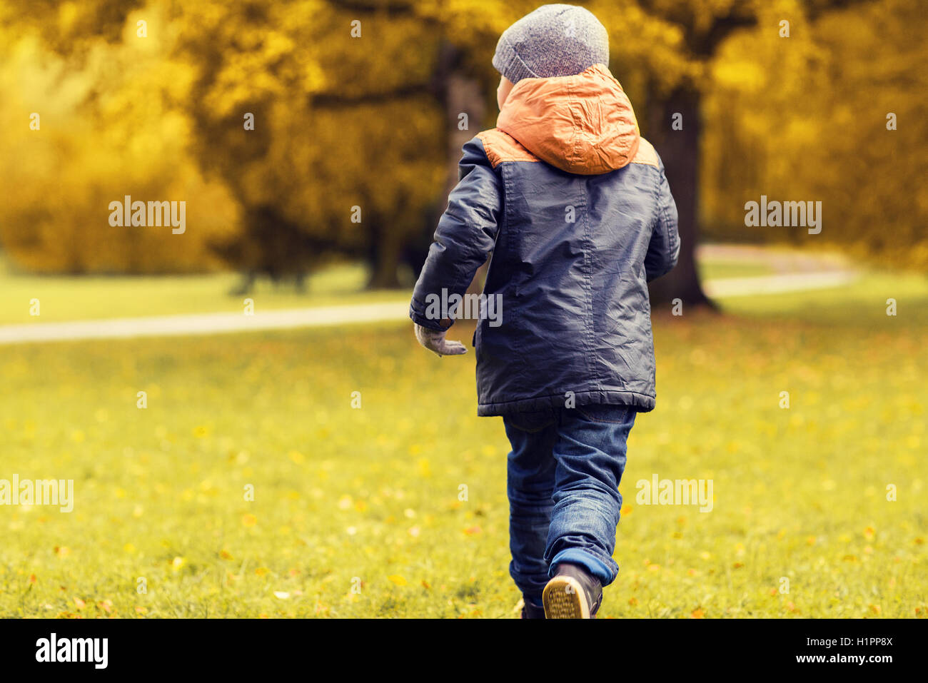 Boy running back hi-res stock photography and images - Alamy