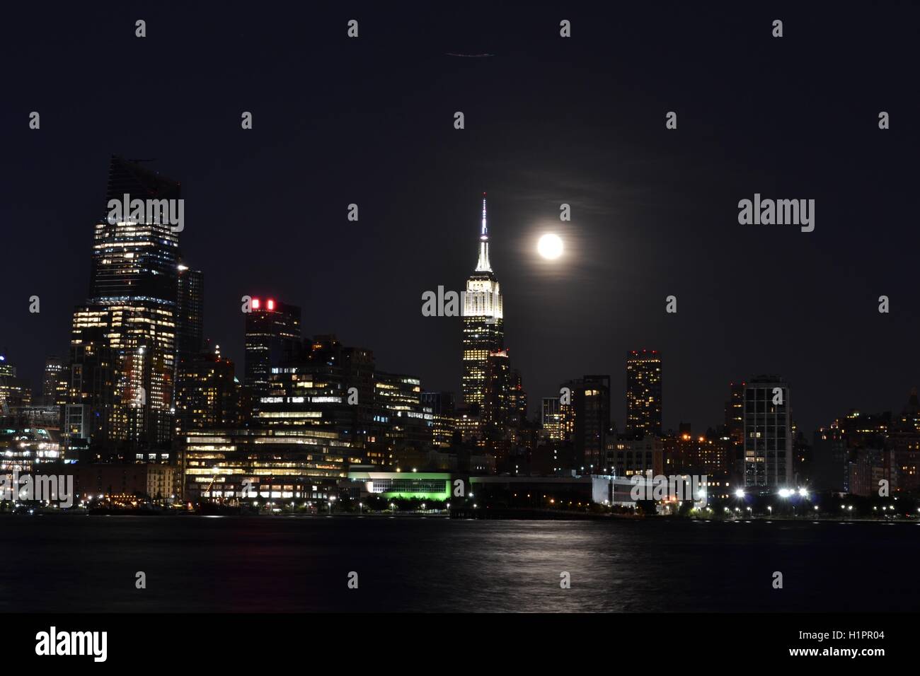 Nyc skyline at moonrise hi-res stock photography and images - Alamy