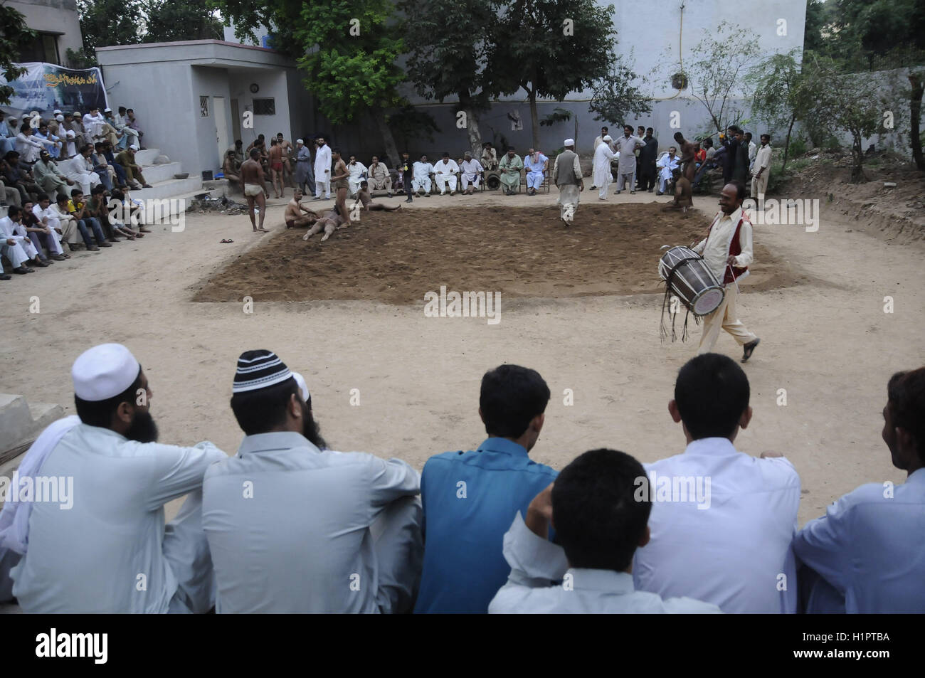 Rawalpindi, Pakistan. 23rd Sep, 2016. Pakistani traditional wrestlers ...