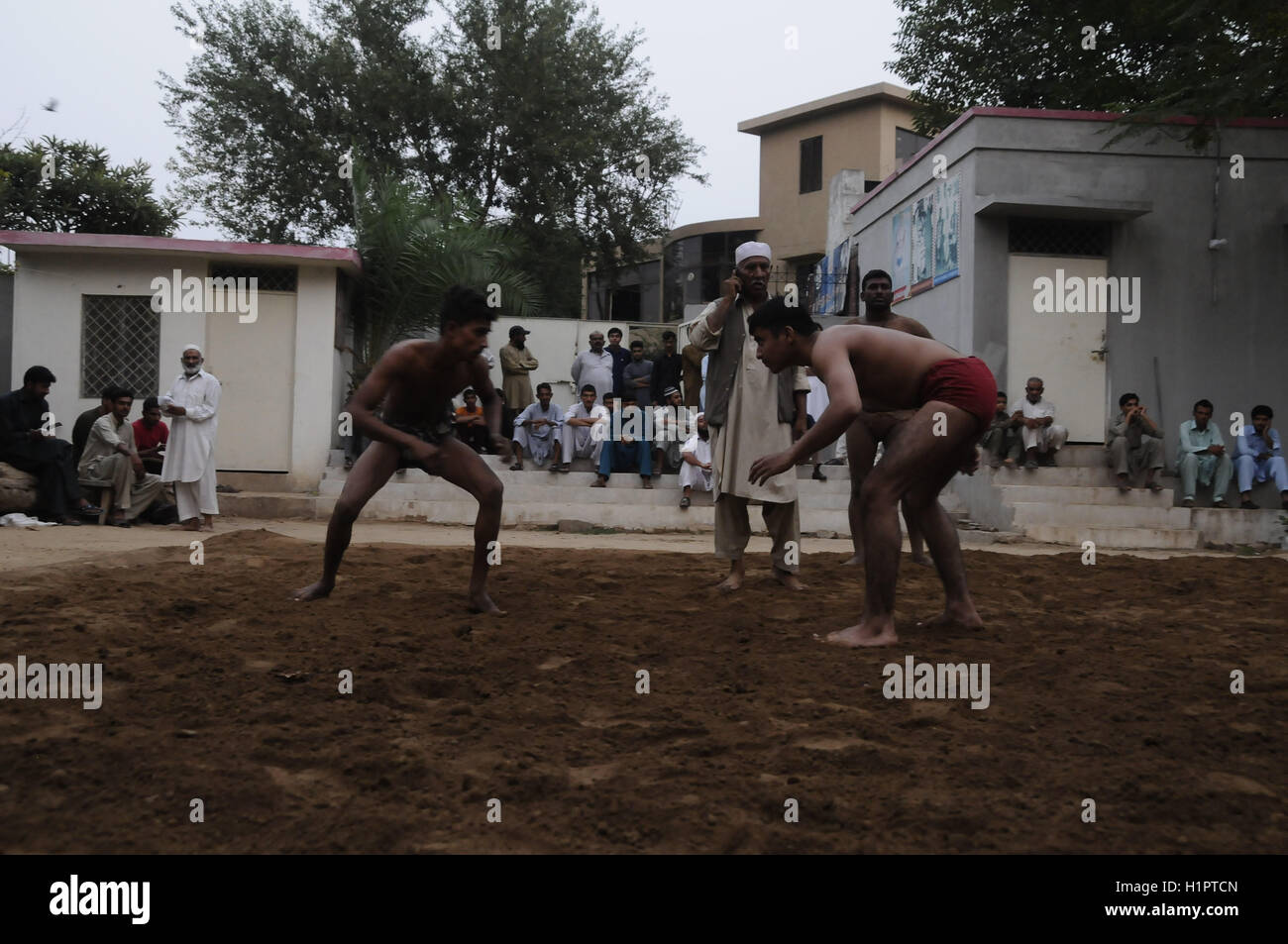 Rawalpindi, Pakistan. 23rd Sep, 2016. Pakistani traditional wrestlers ...