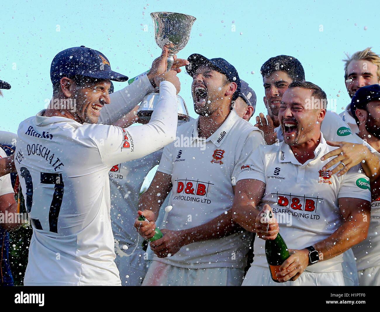 Essex Captain Ryan ten Doeschate (left) holds the Division 2 champions ...