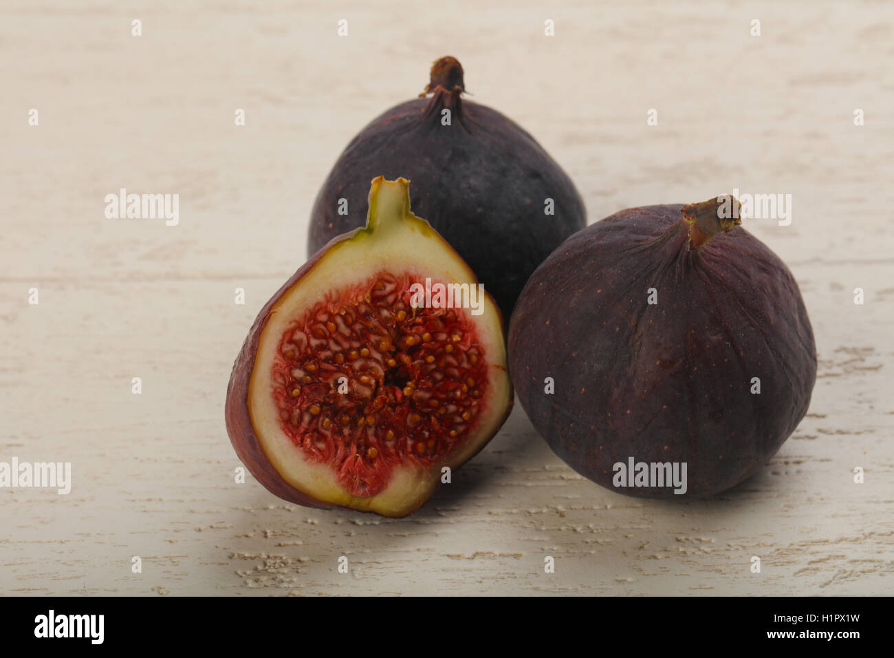Figs over wood table hi-res stock photography and images - Alamy