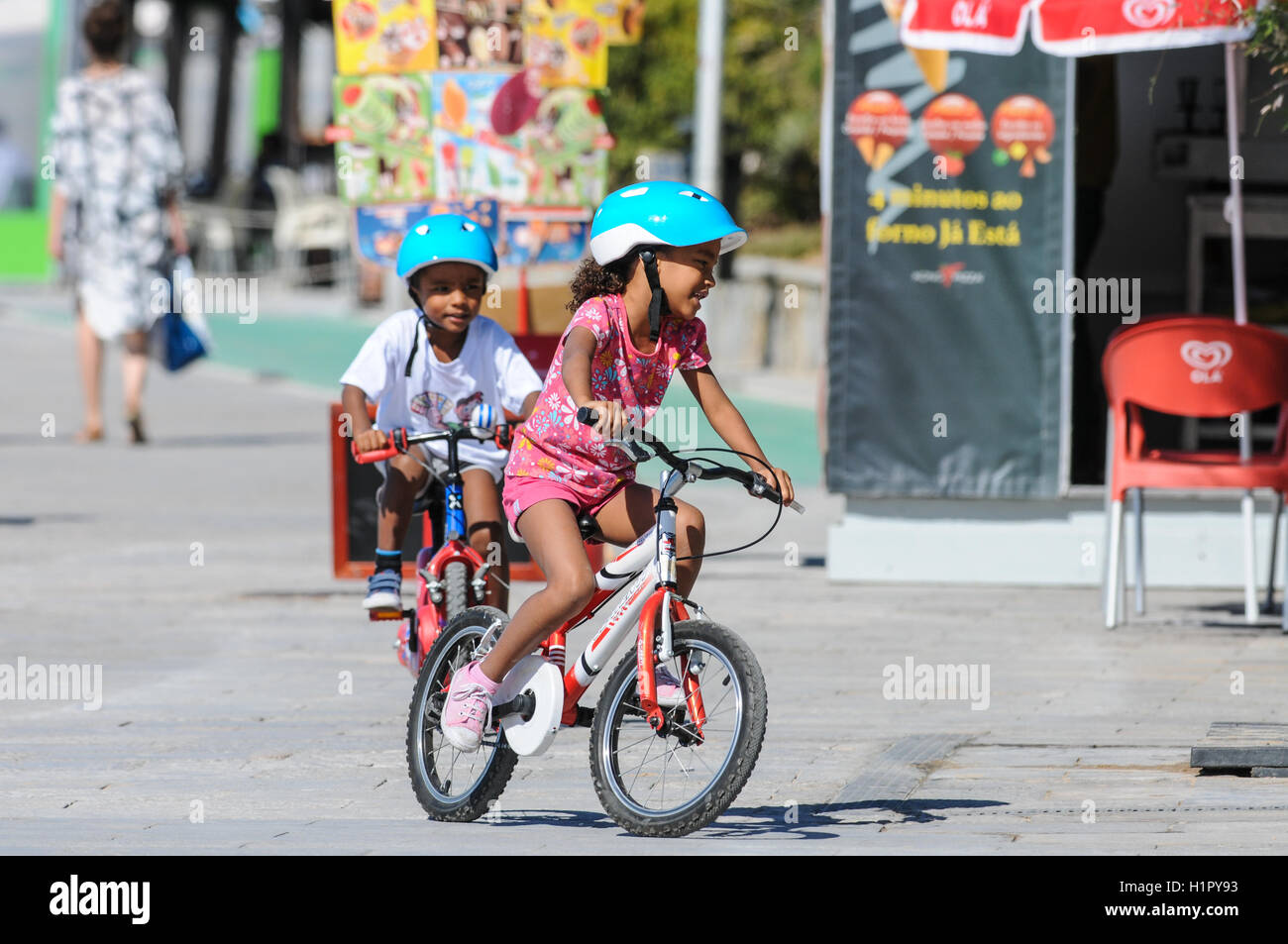 Kids riding bikes hi-res stock photography and images - Alamy