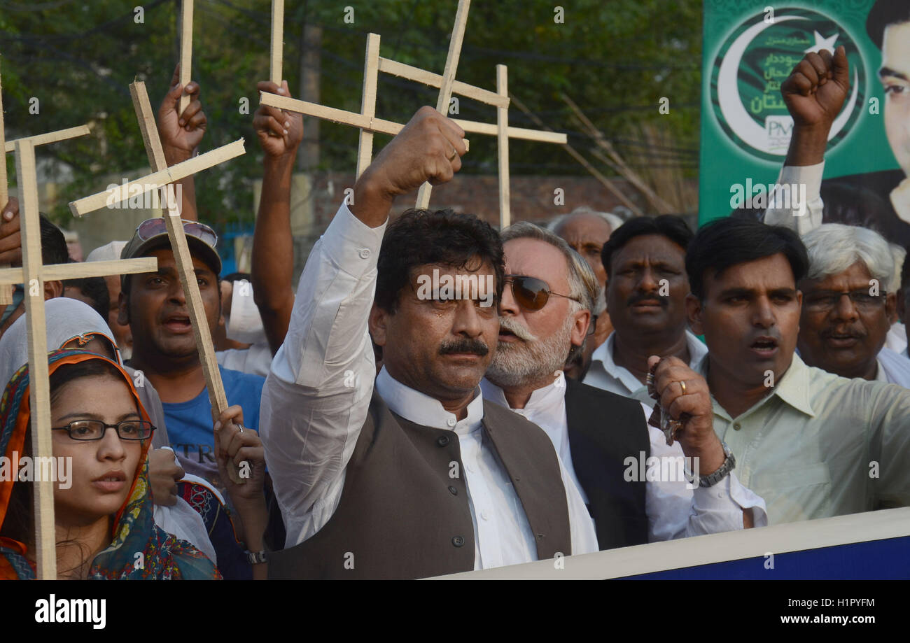 Lahore, Pakistan. 23rd Sep, 2016. Pakistani activists from different ...