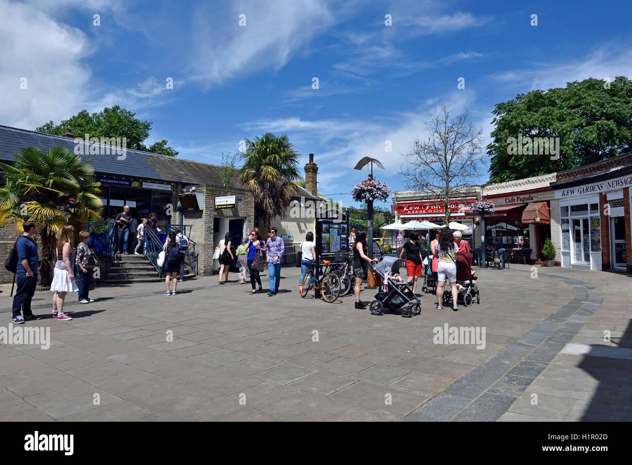 Kew gardens station hi-res stock photography and images - Alamy