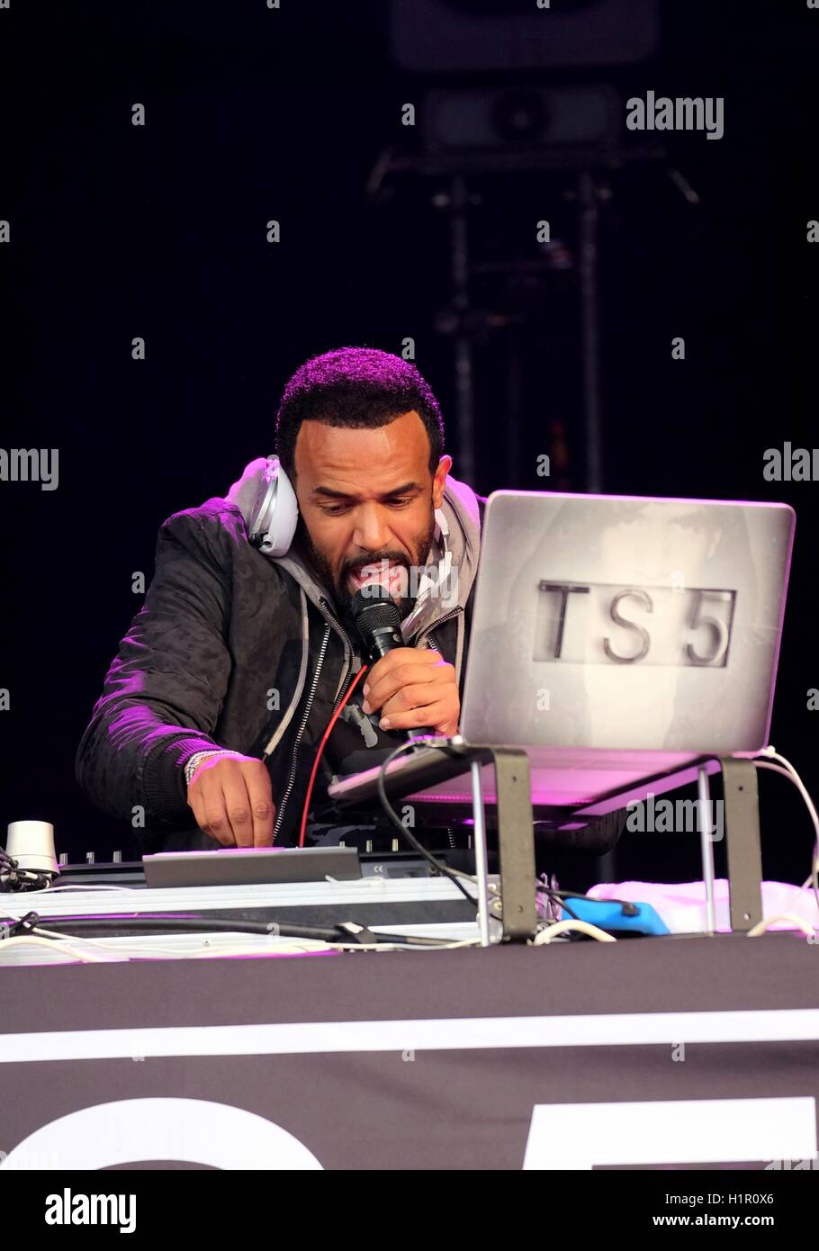 Craig david on stage hi-res stock photography and images - Alamy