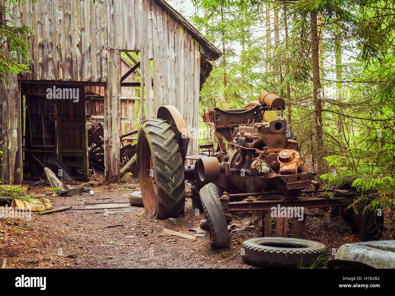Old tractor abandoned hi-res stock photography and images - Alamy