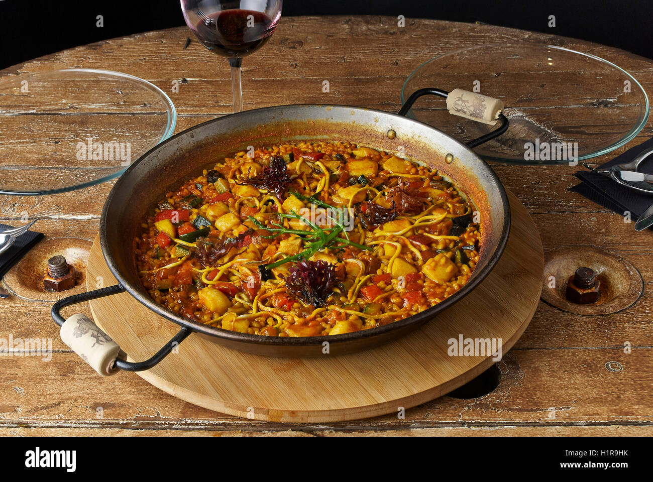 Caldero de paella hi-res stock photography and images - Alamy