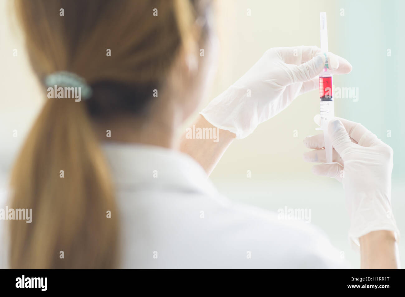 doctor using a syringe Stock Photo - Alamy