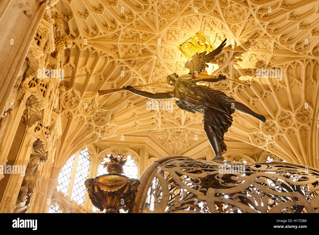 Westminster abbey interior hi-res stock photography and images - Alamy