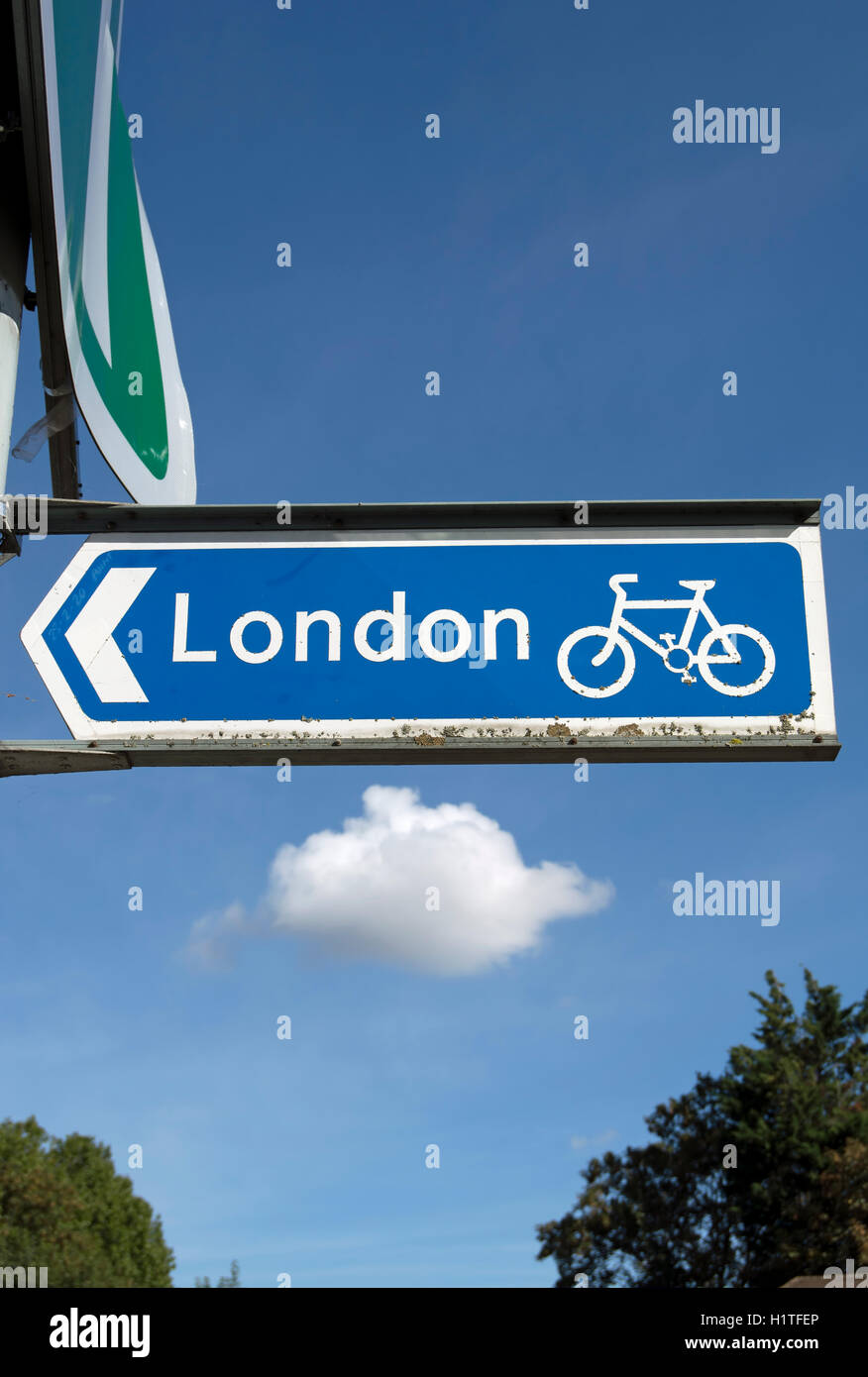 Cycle sign hi-res stock photography and images - Alamy