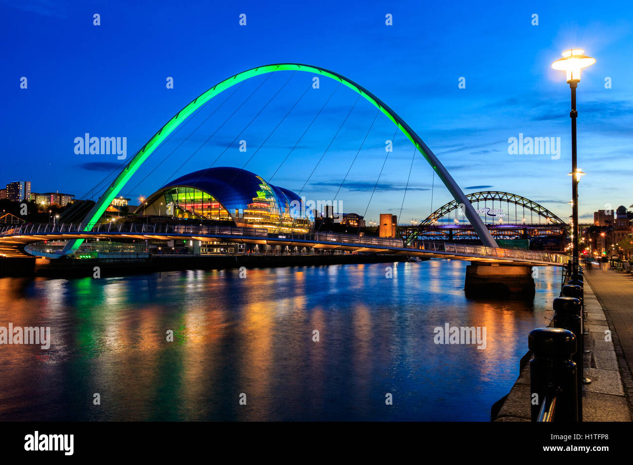 Newcastle and Gateshead at sundown showing Gateshead Millennium Bridge ...