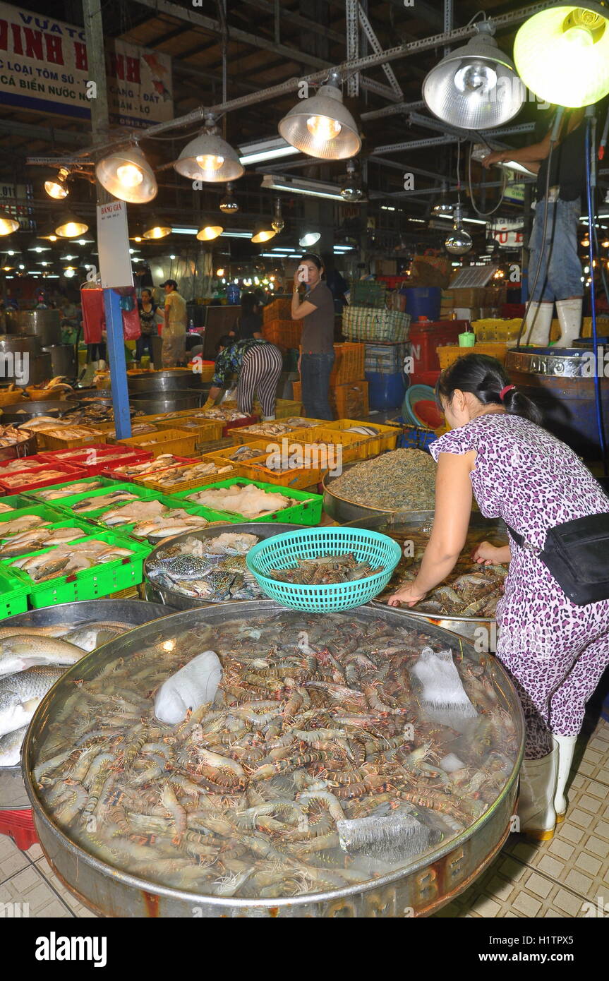 Vietnamese seafood tanks hi-res stock photography and images - Alamy