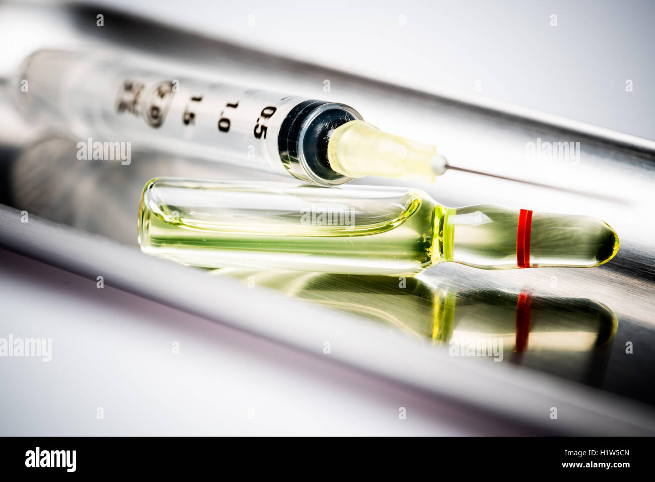 Syringe and phial Stock Photo - Alamy