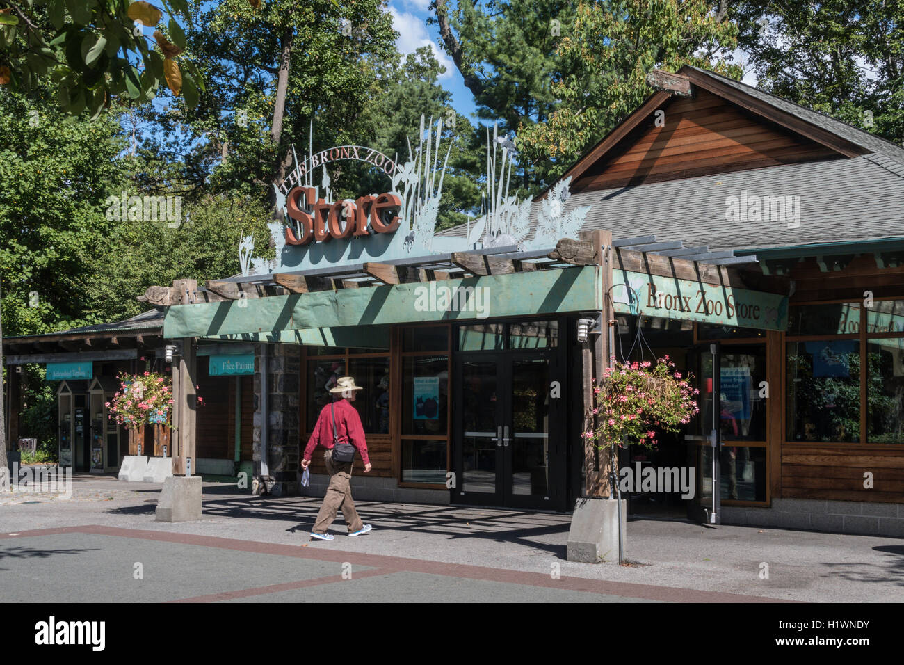 The bronx zoo entrance hi-res stock photography and images - Alamy