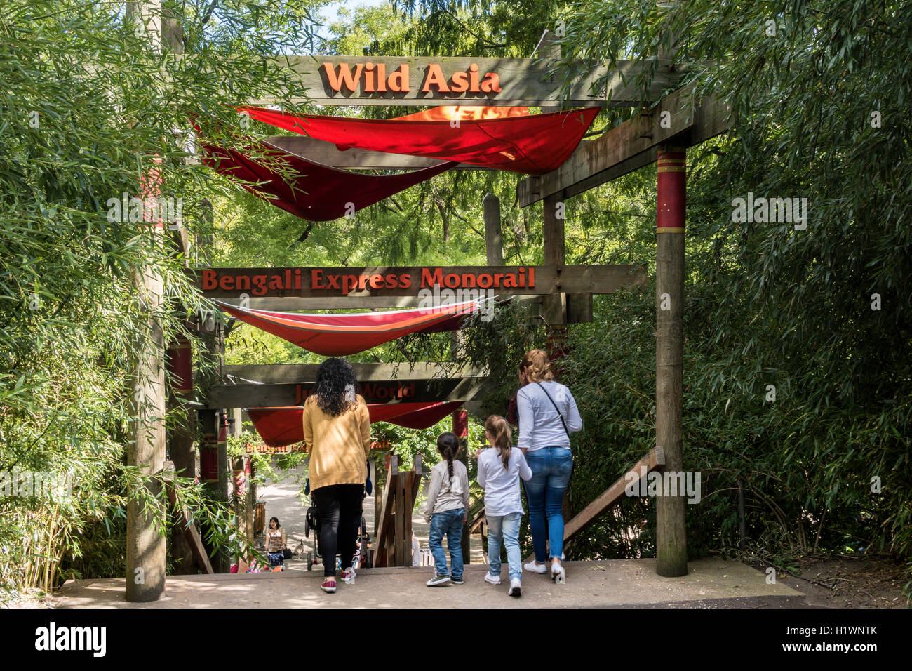 The Bronx Zoo, Wildlife Conservation Society, Bronx Park, Bronx, NYC ...